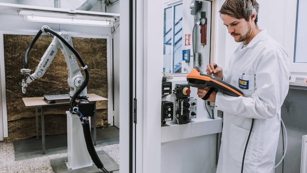 Compact painting robot for industry - BESSER LACKIEREN